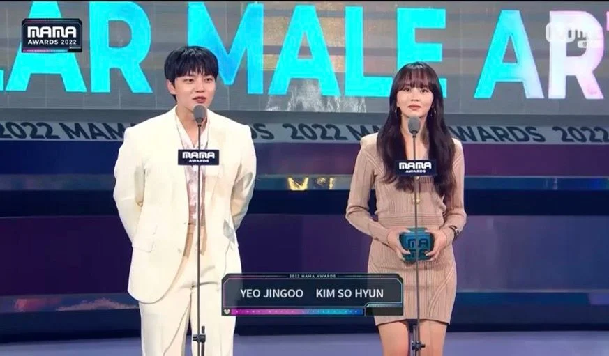 여진구랑 김소현 마마에 같이 시상하러 나왔는데 - 유머/이슈 - YULDO