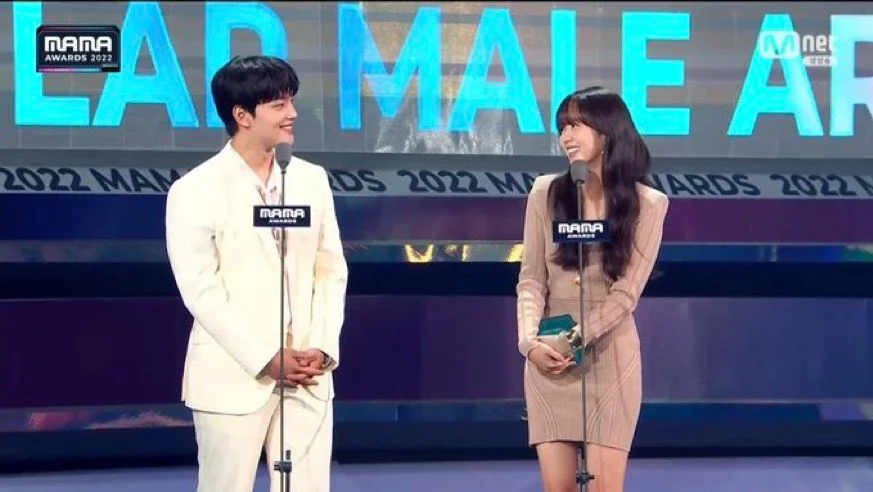 여진구랑 김소현 마마에 같이 시상하러 나왔는데 - 유머/이슈 - YULDO