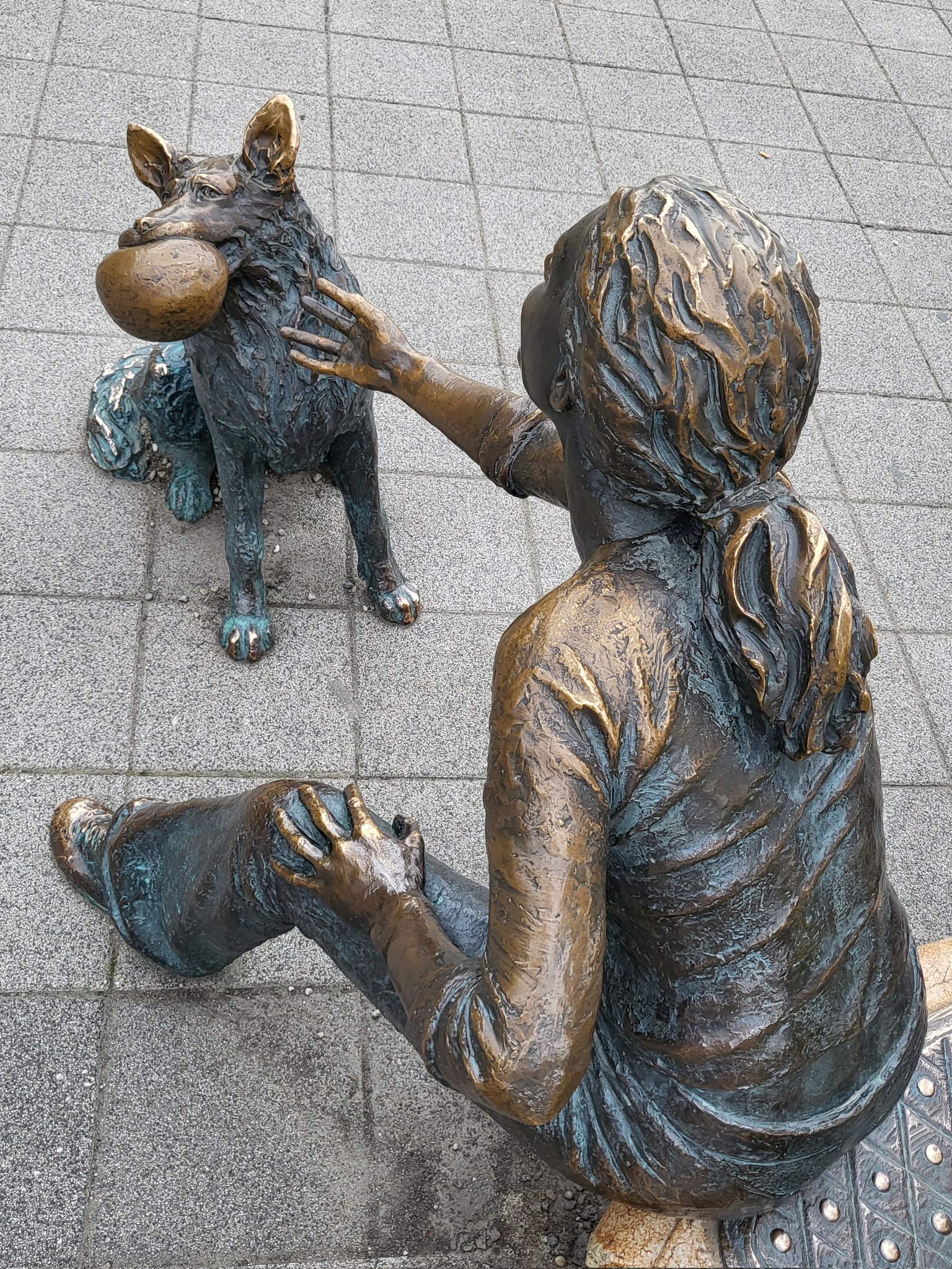 부다페스트의 던져주세요... 가져가진말고! 동상.twt - 유머/이슈 - YULDO