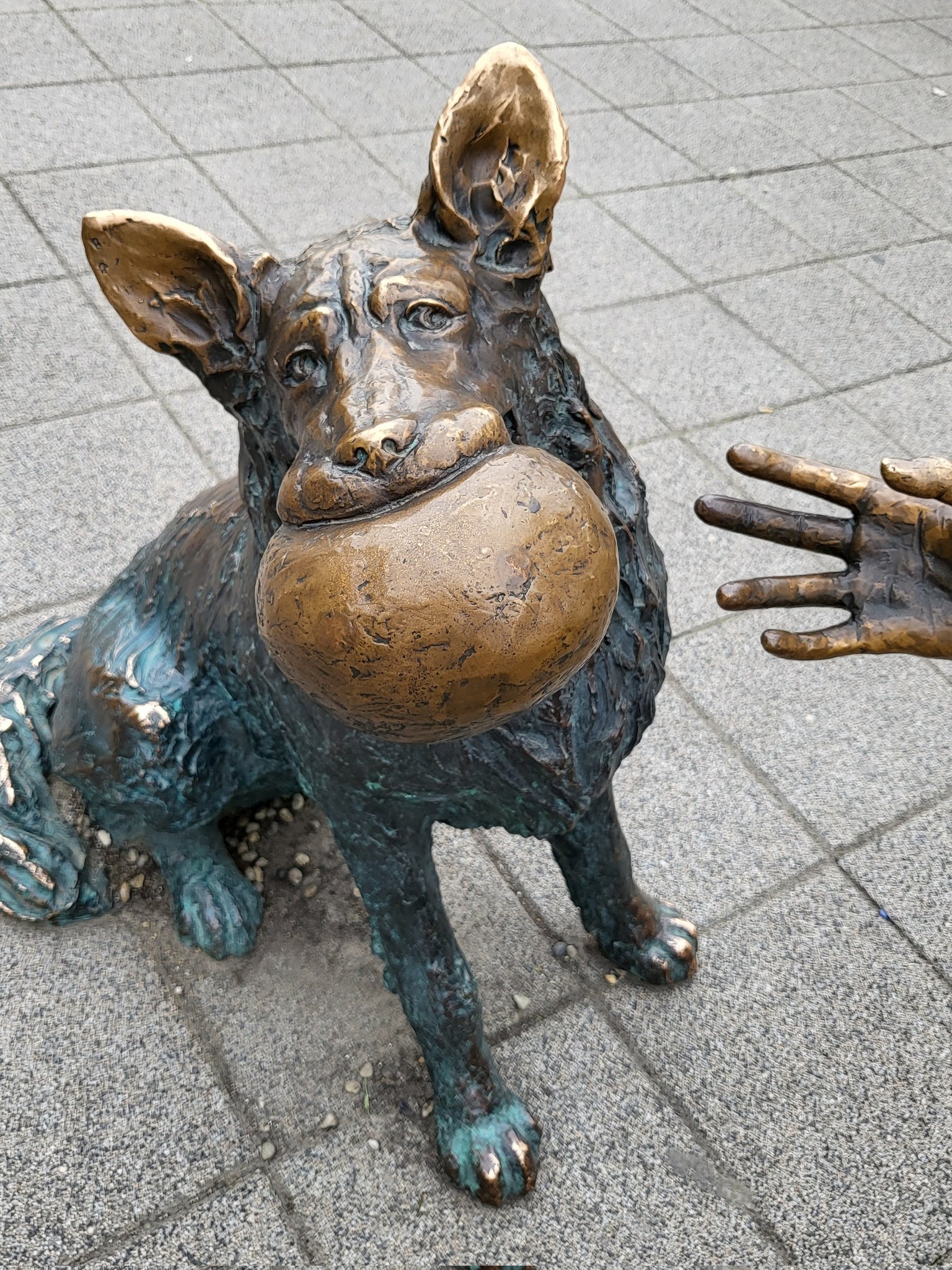 부다페스트의 던져주세요... 가져가진말고! 동상.twt - 유머/이슈 - YULDO