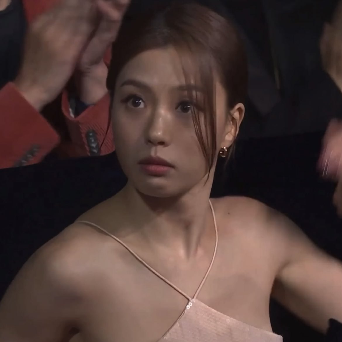 (오늘 청룡) 상을 받는 고민시 vs 아이돌을 보는 고민시 - 유머/이슈 - YULDO