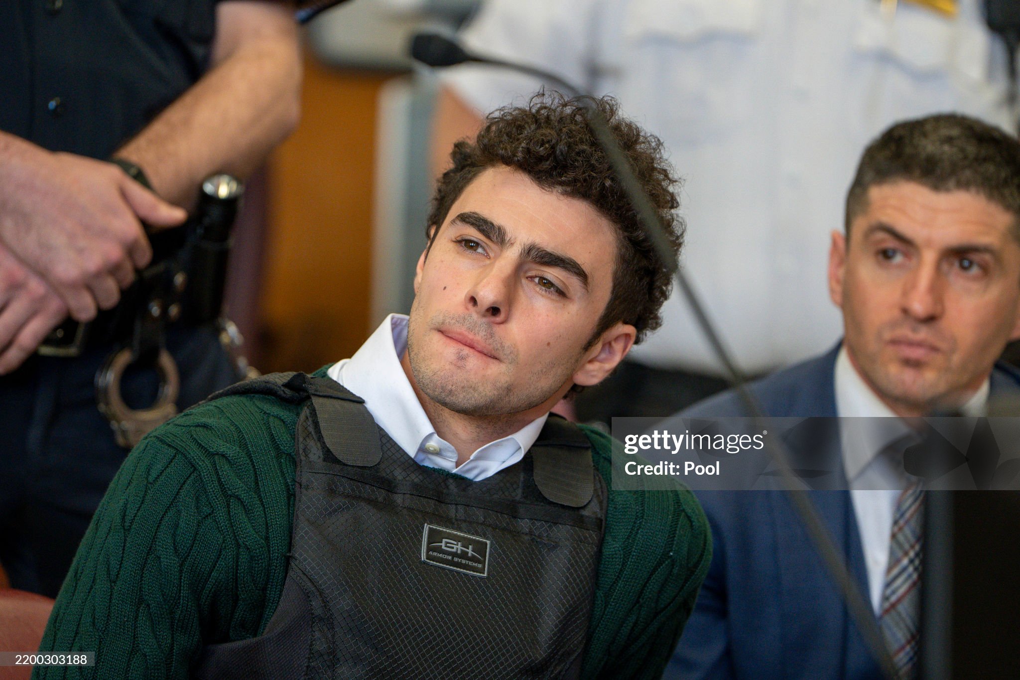 오늘 뉴욕 법원에 출두한 루이지 만지오네 사진 - 유머/이슈 - YULDO