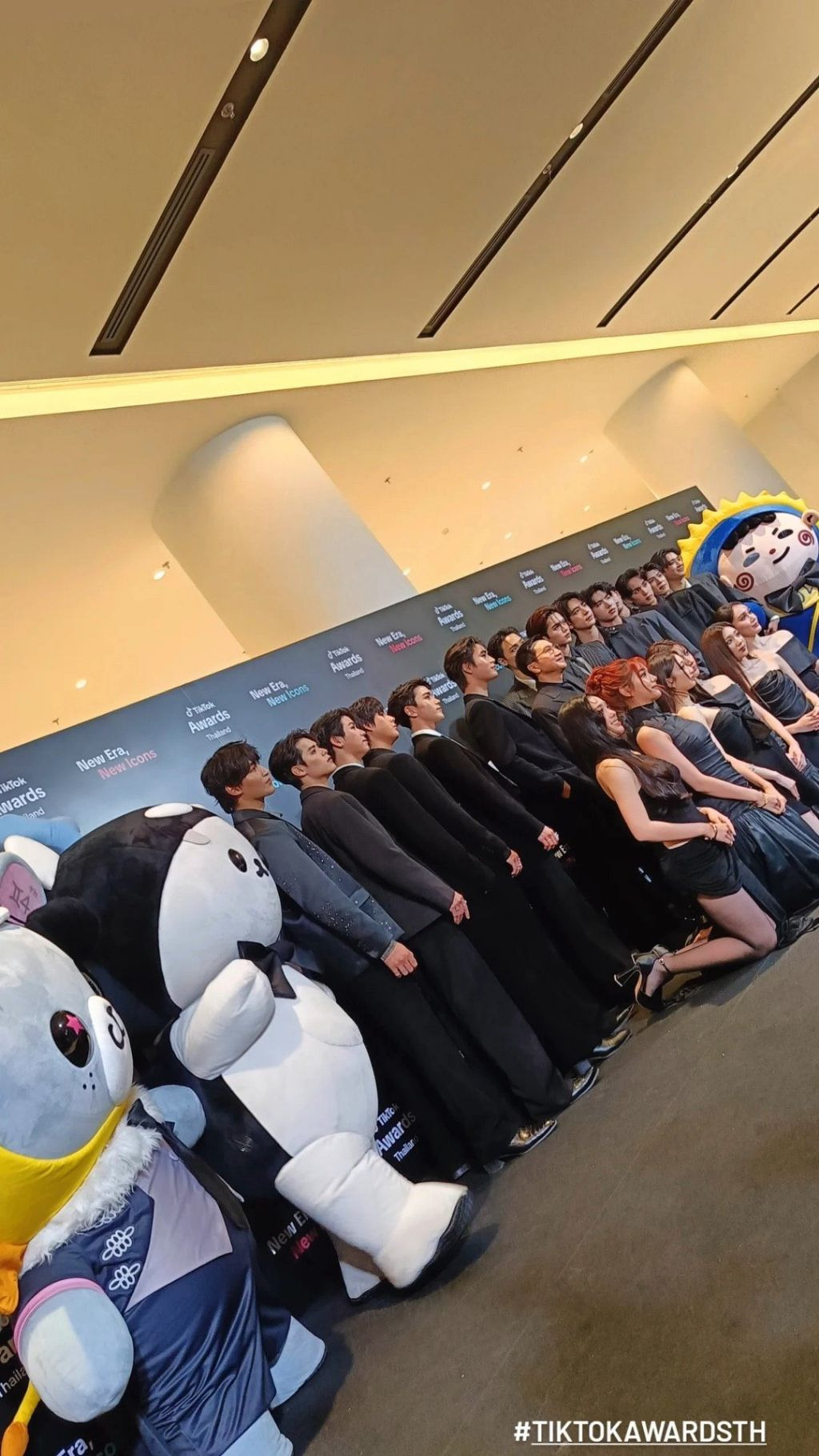 태방에서 논란중인 사진.twt (태국 틱톡 어워즈) - 유머/이슈 - YULDO